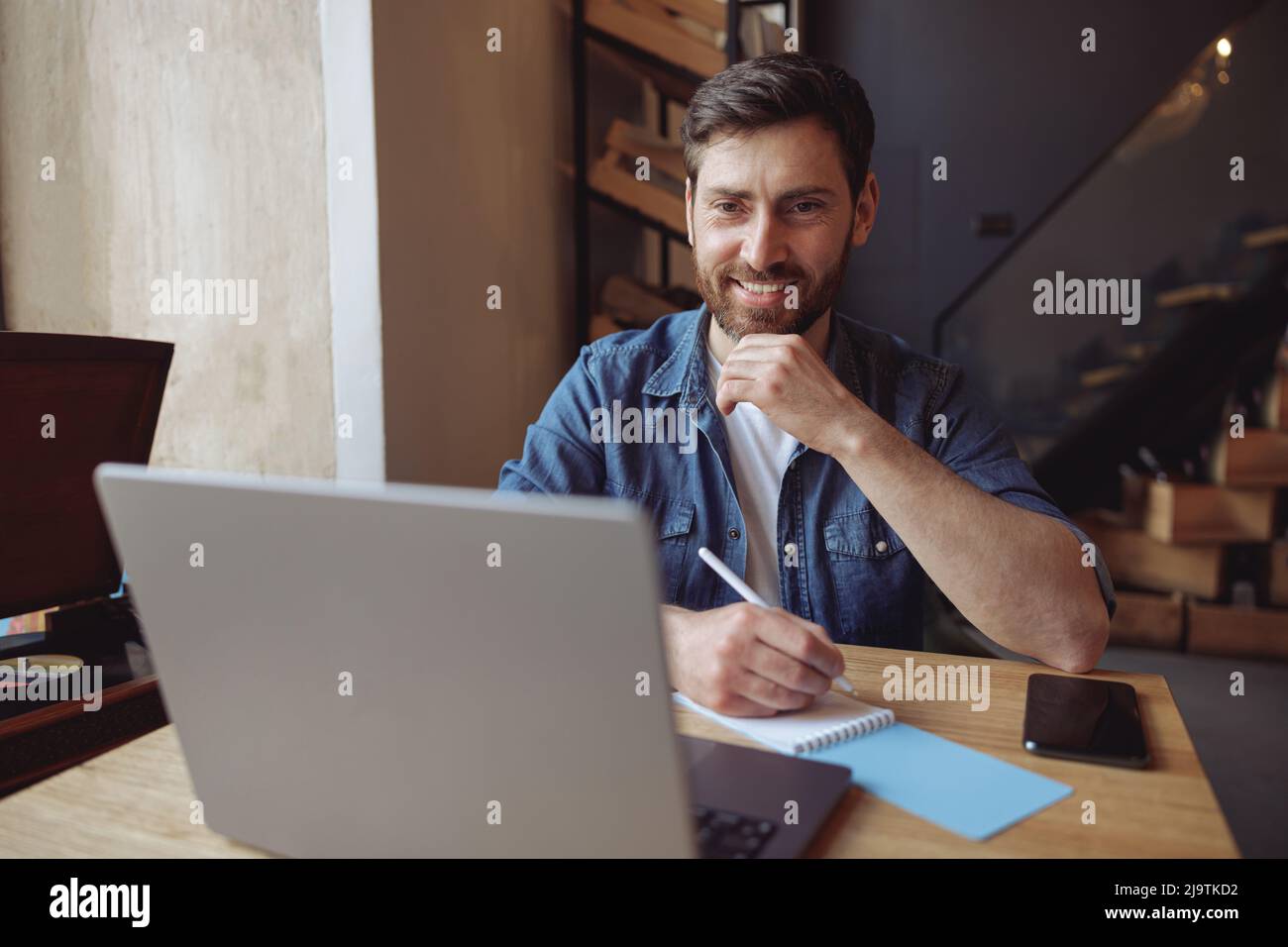 Man taking notes hi-res stock photography and images - Alamy