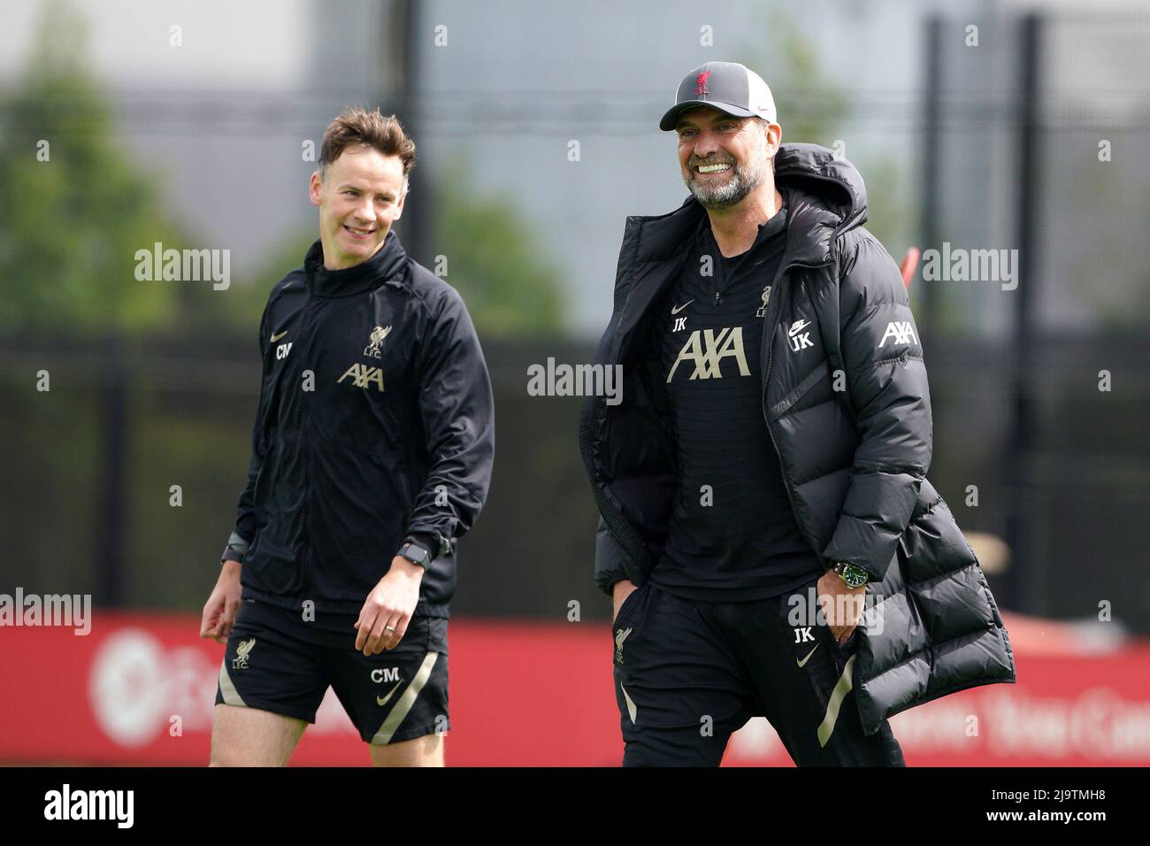 Liverpool manager Jurgen Klopp (right) and first-team fitness coach ...