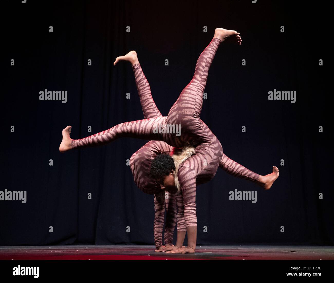 Contortionists hi-res stock photography and images - Alamy