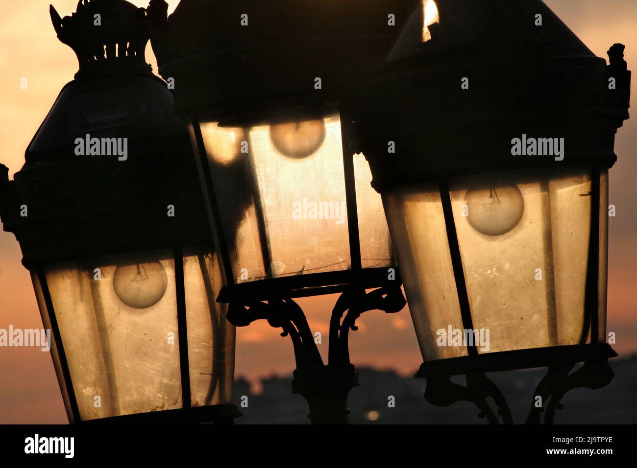 Paris lights gas hi-res stock photography and images - Alamy