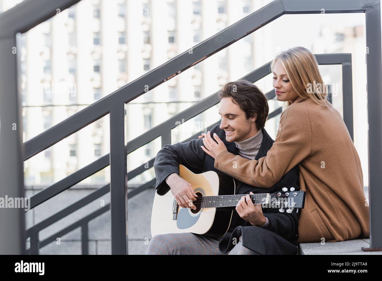 Man guitar smiling on street hi-res stock photography and images - Alamy