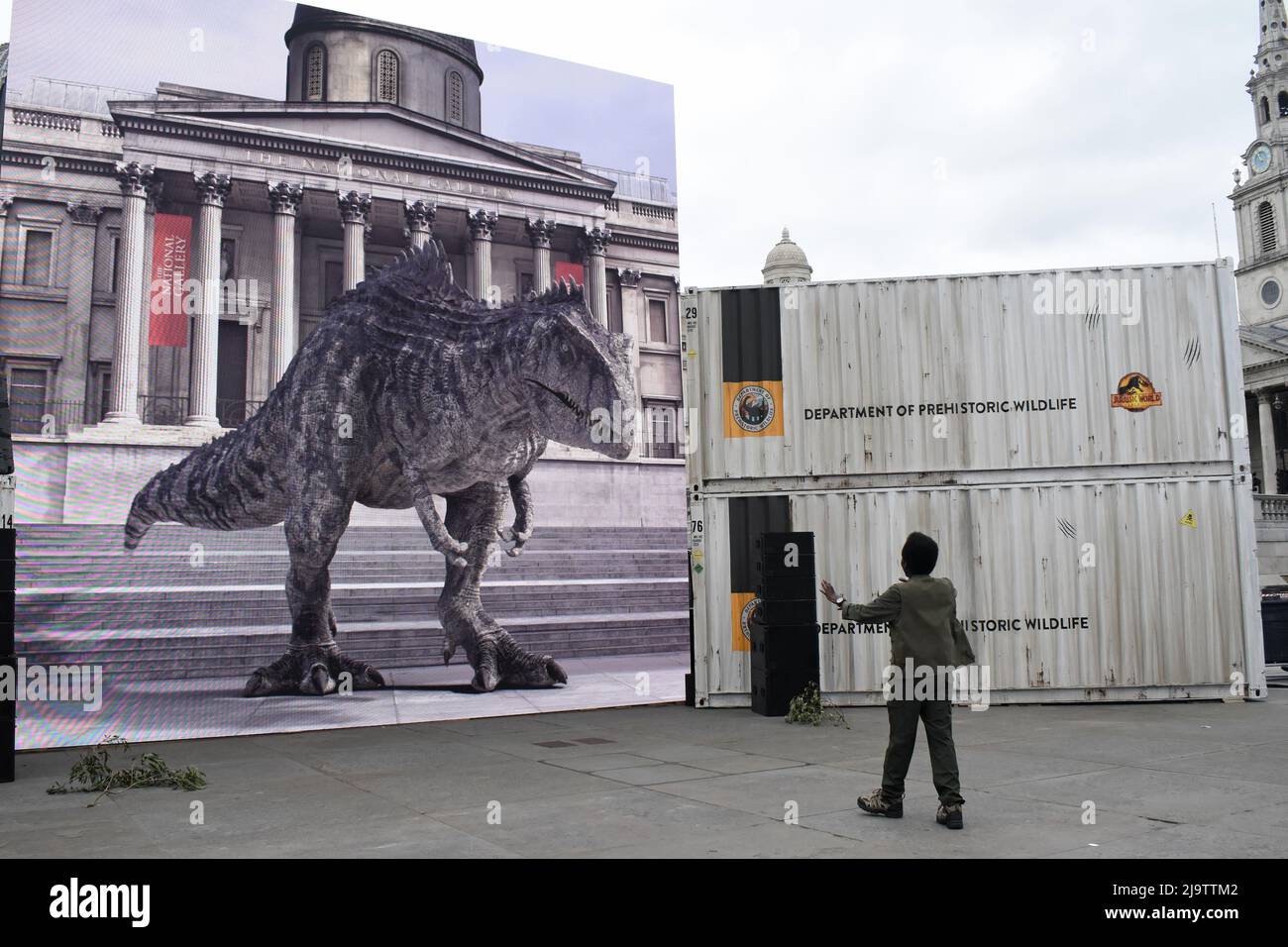 25th May, 2022. London, UK, A keeper controls the dinosaur. Jurassic ...