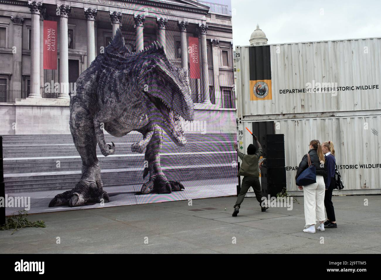 25th May, 2022. London, UK, A keeper controls the dinosaur. Jurassic ...