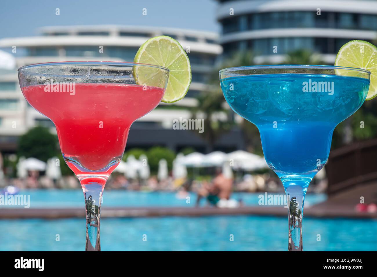 Cocktails by the pool hi-res stock photography and images - Alamy