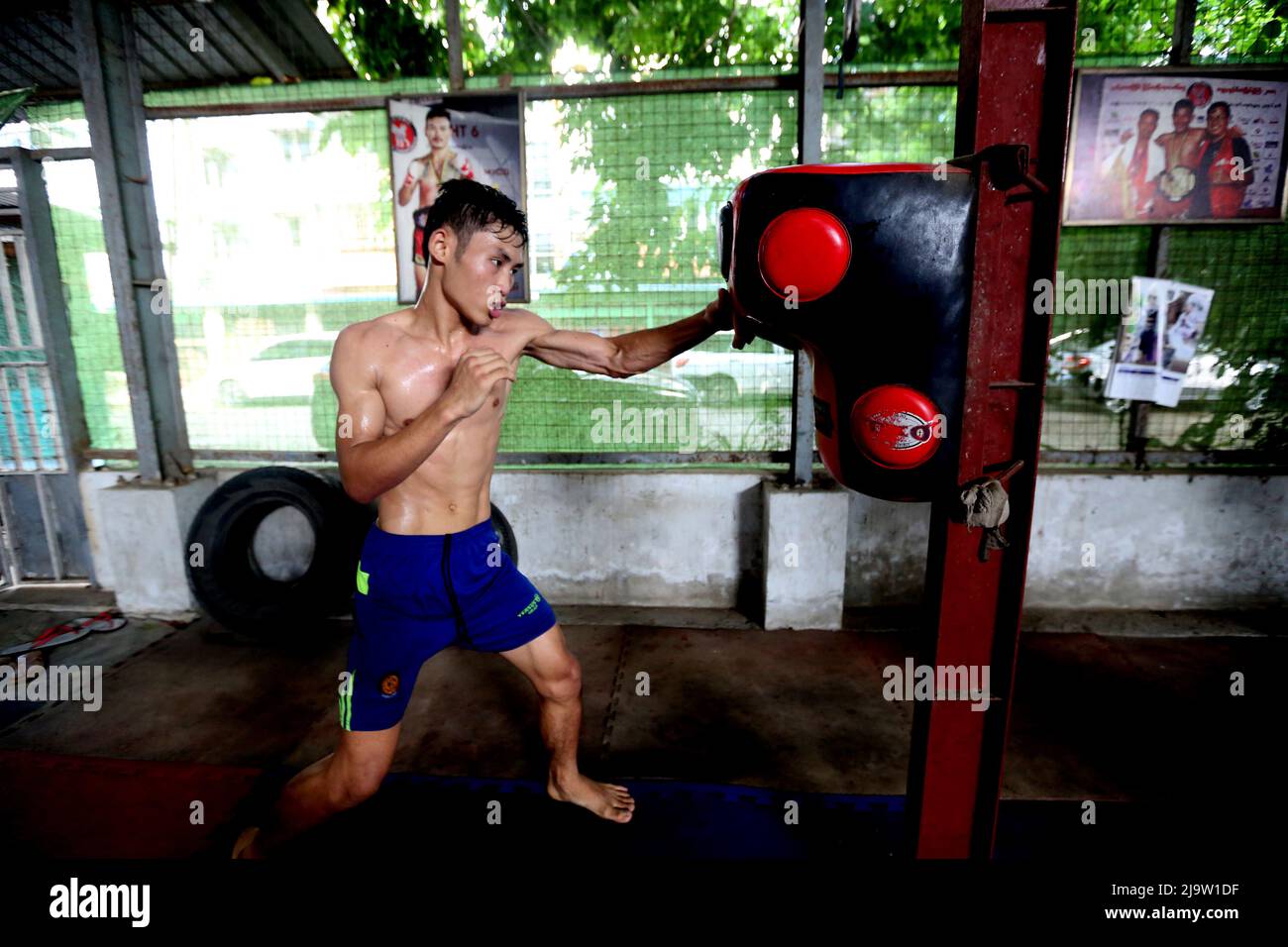 Myanmar boxing hi-res stock photography and images - Alamy
