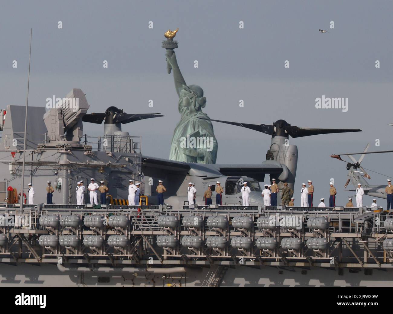 New York, United States. 25th May, 2022. Men and women in uniform stand ...