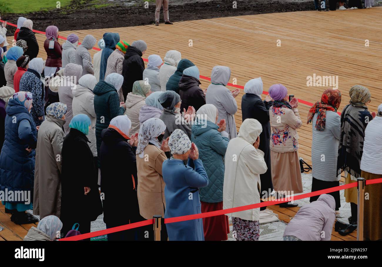 Muslim women praying namaz hi-res stock photography and images - Alamy