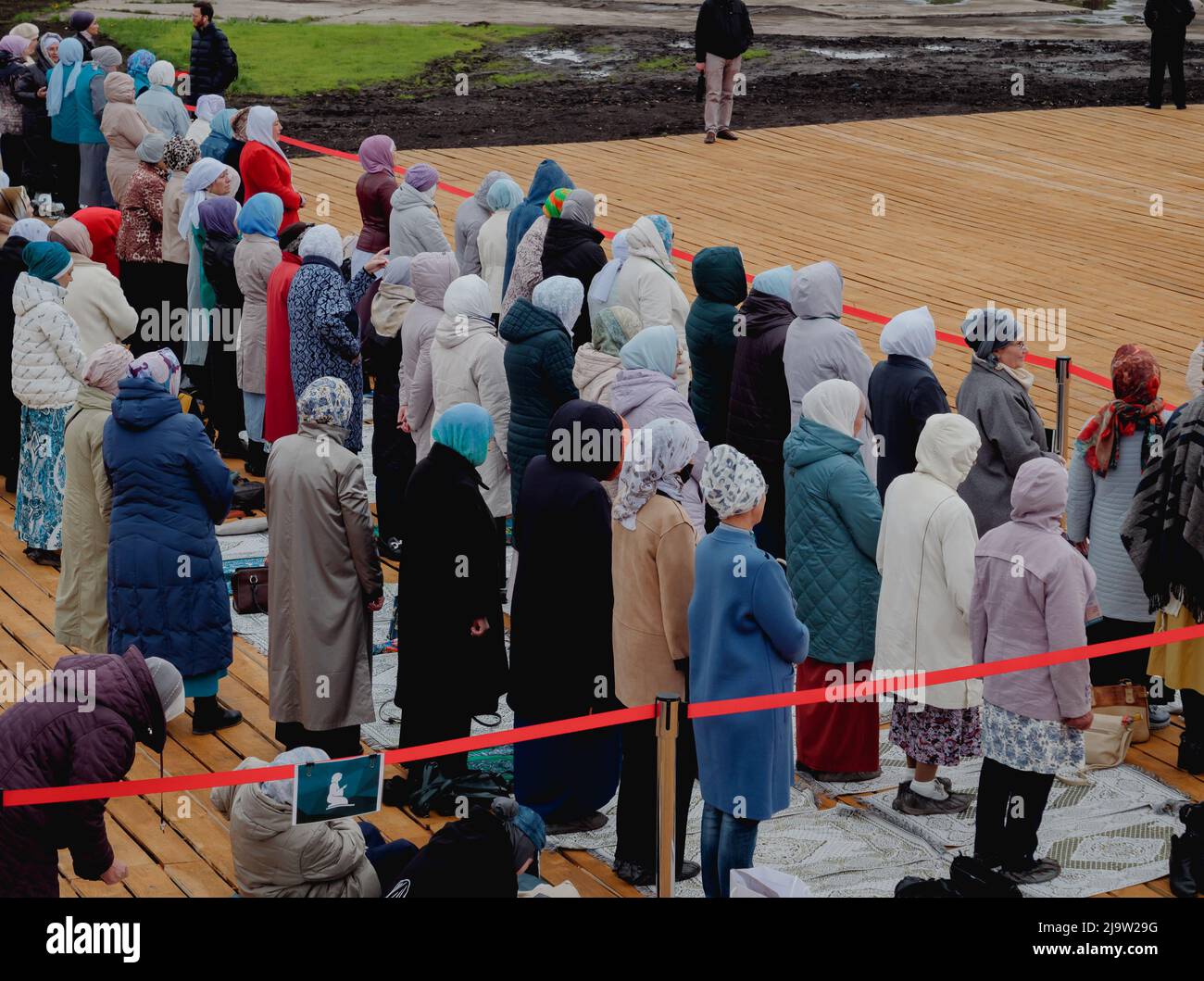 Muslim women praying namaz hi-res stock photography and images - Alamy