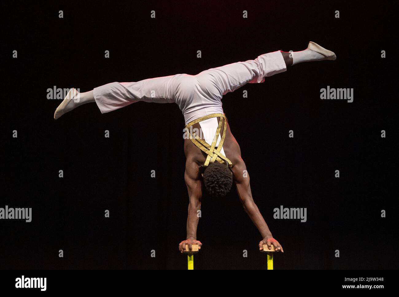 Solo contortionist hi-res stock photography and images - Alamy