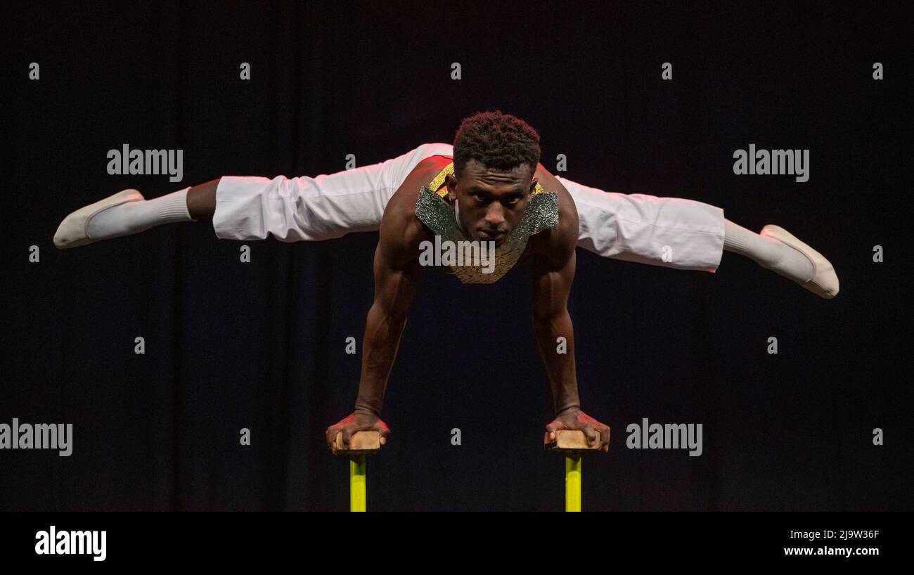 Solo contortionist hi-res stock photography and images - Alamy