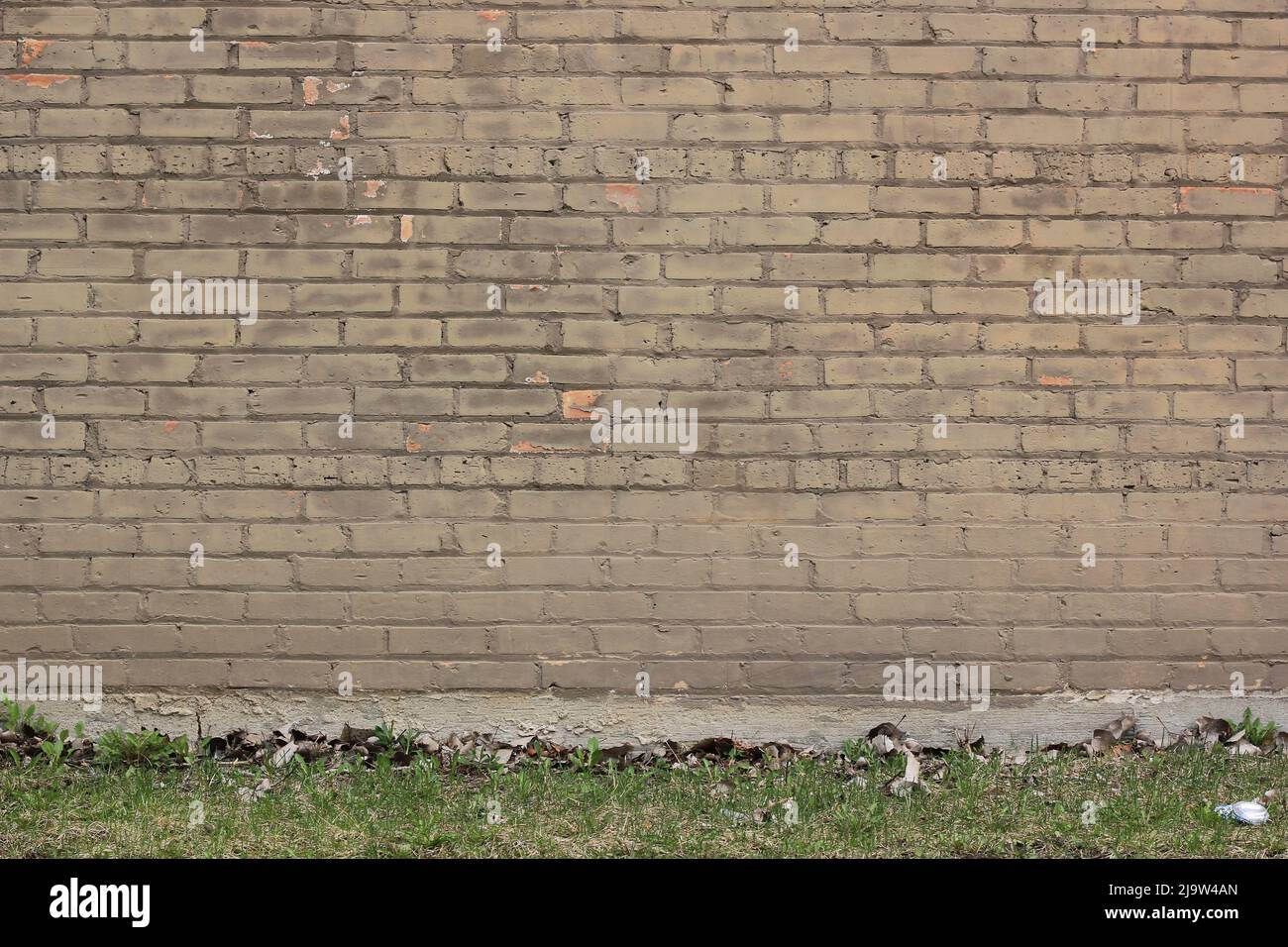 A common brick wall with lots of horizontal bricks Stock Photo - Alamy