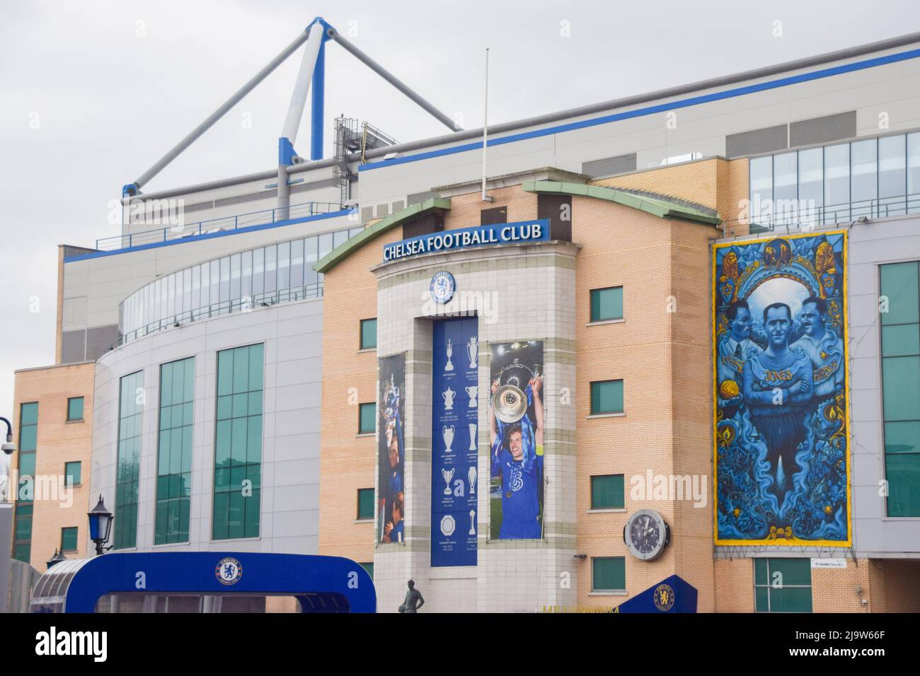 Chelsea fc logo hi-res stock photography and images - Alamy