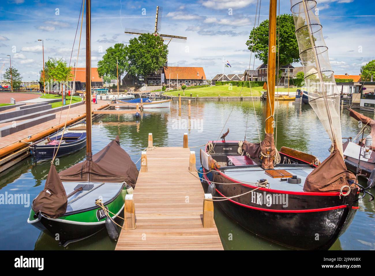 Dutch canal boats traditional architecture hi-res stock photography and ...