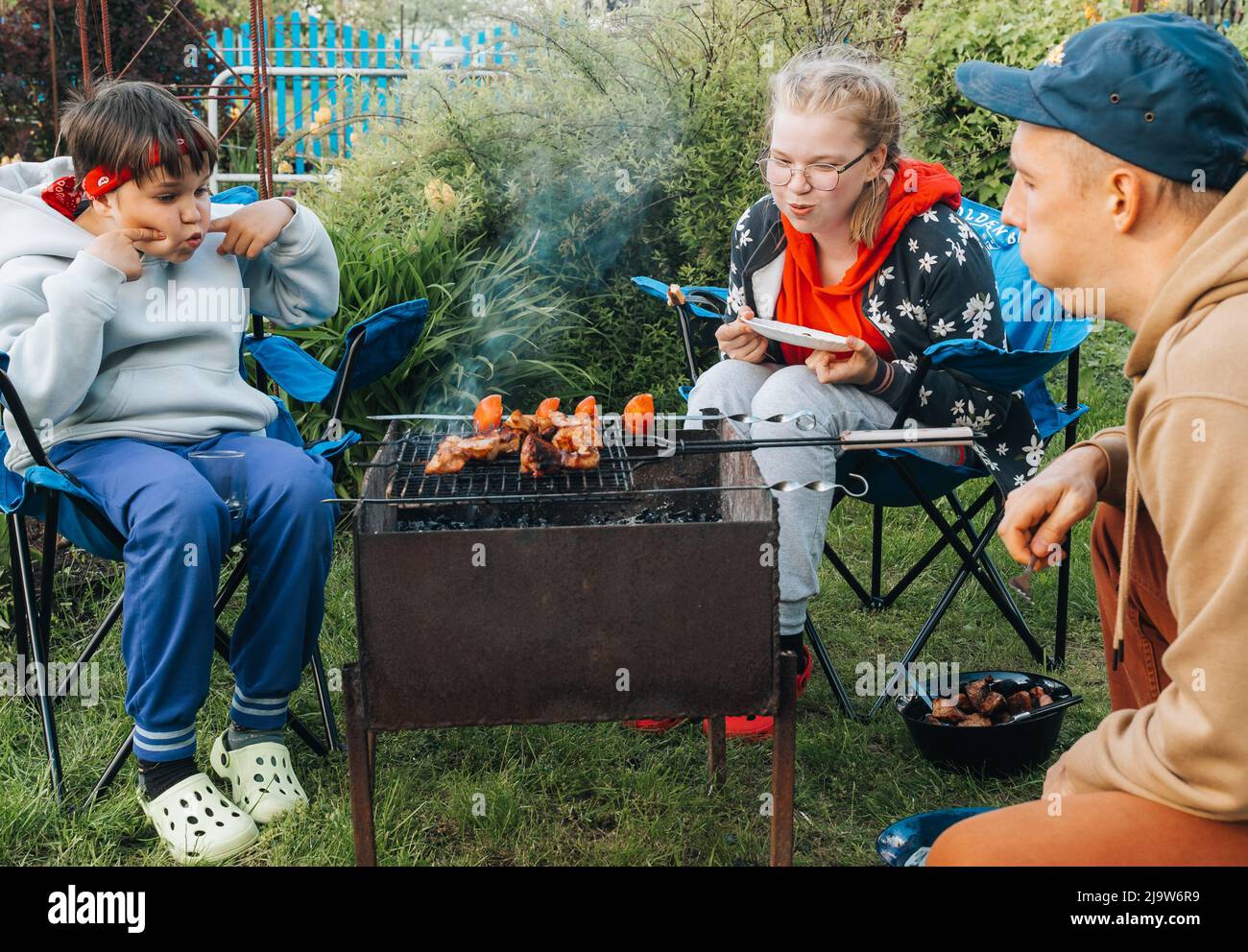 Ourdoors meal hi-res stock photography and images - Alamy