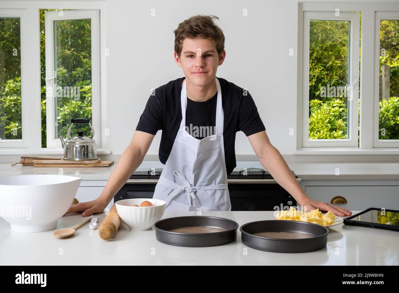 Teenager cook hi-res stock photography and images - Alamy