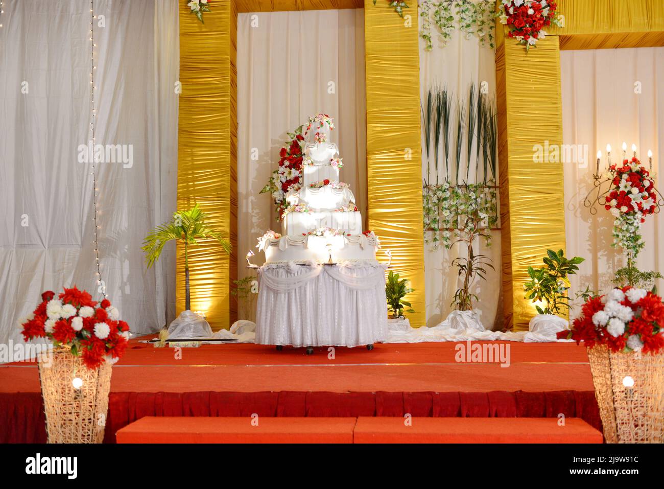 Stage cake hi-res stock photography and images - Alamy