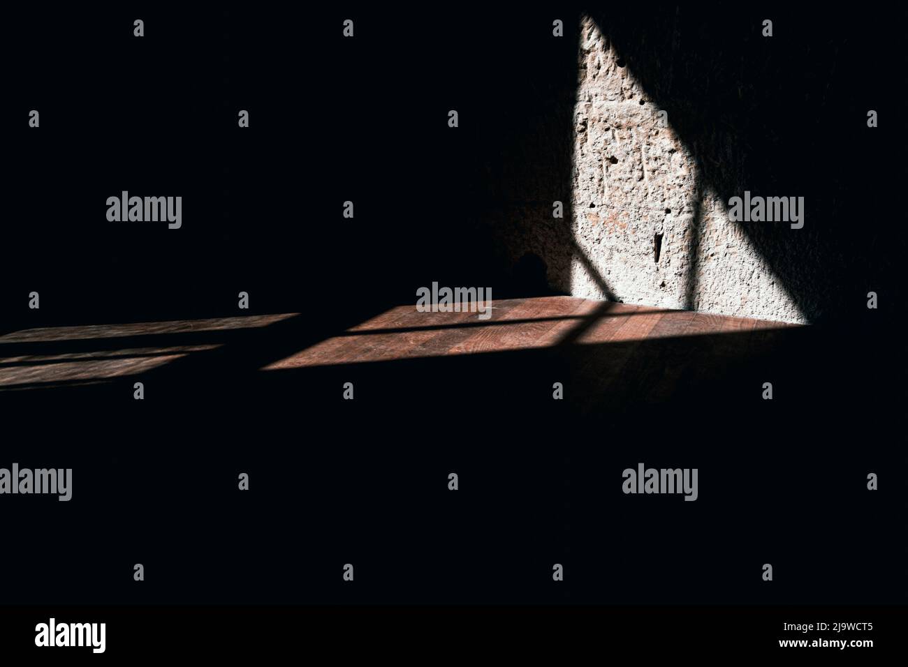 Light and shadow falling on textured wall Stock Photo - Alamy