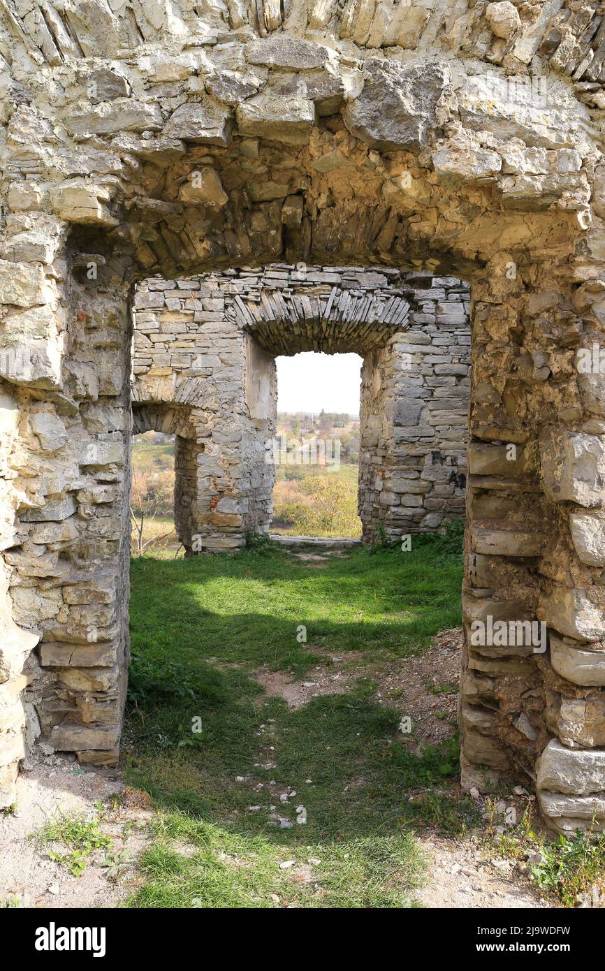 Old wall and arch hi-res stock photography and images - Alamy