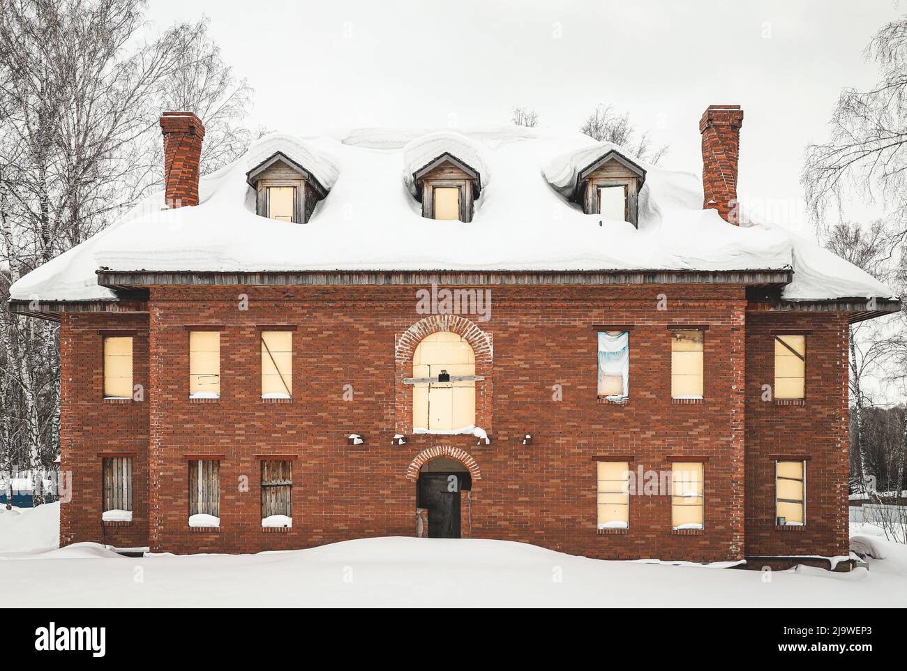 House with boarded hi-res stock photography and images - Alamy