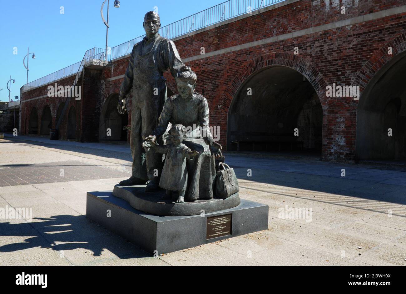 THE PIONEER STATUE, SALLYPORT , OLD PORTSMOUTH PIC MIKE WALKER 2010 ...