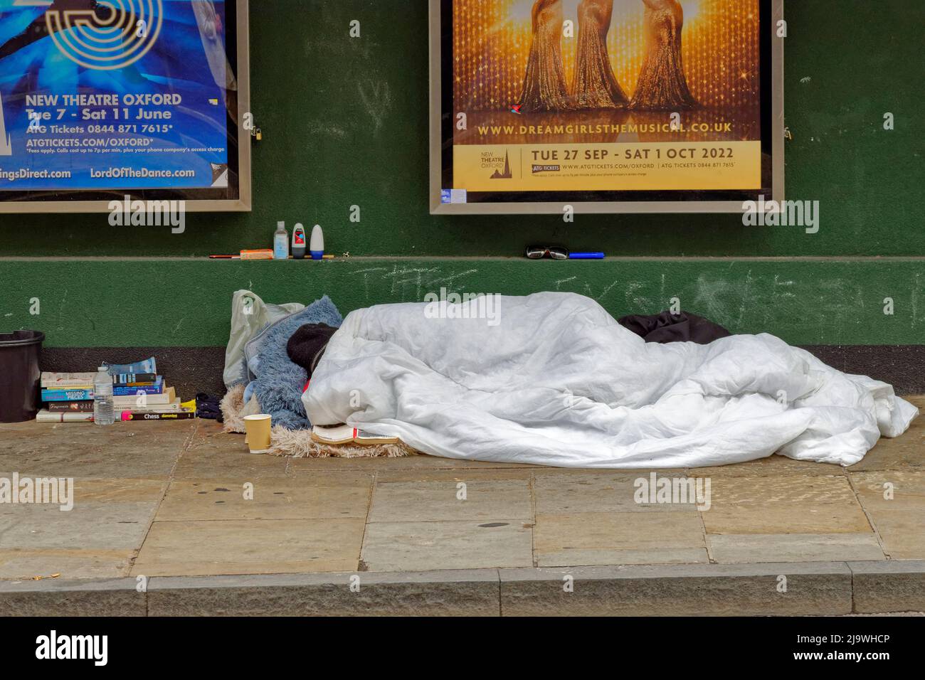 OXFORD CITY ENGLAND A PERSON SLEEPING ROUGH ON THE PAVEMENT OUTSIDE THE ...