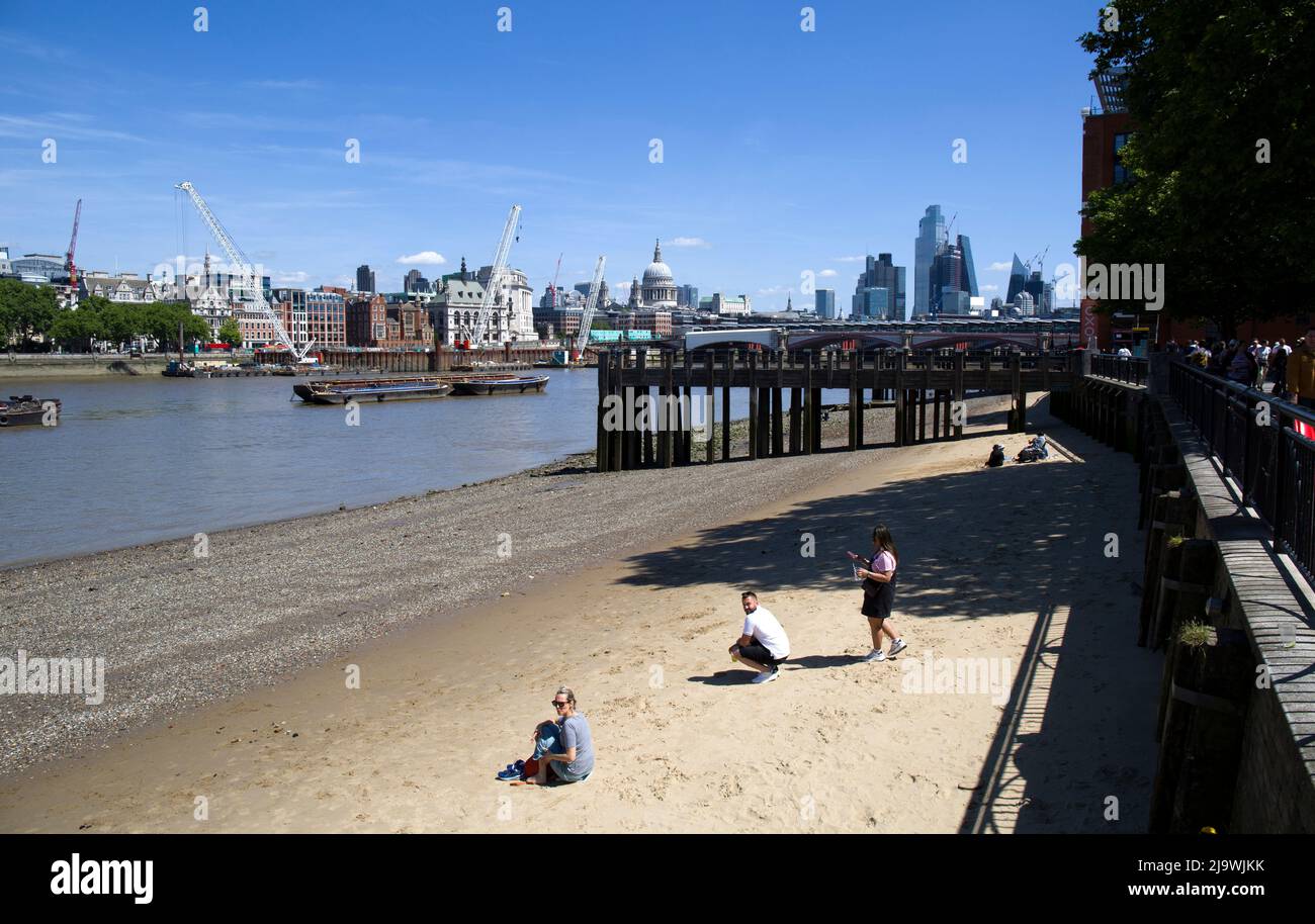 Sandy beach london hi-res stock photography and images - Alamy