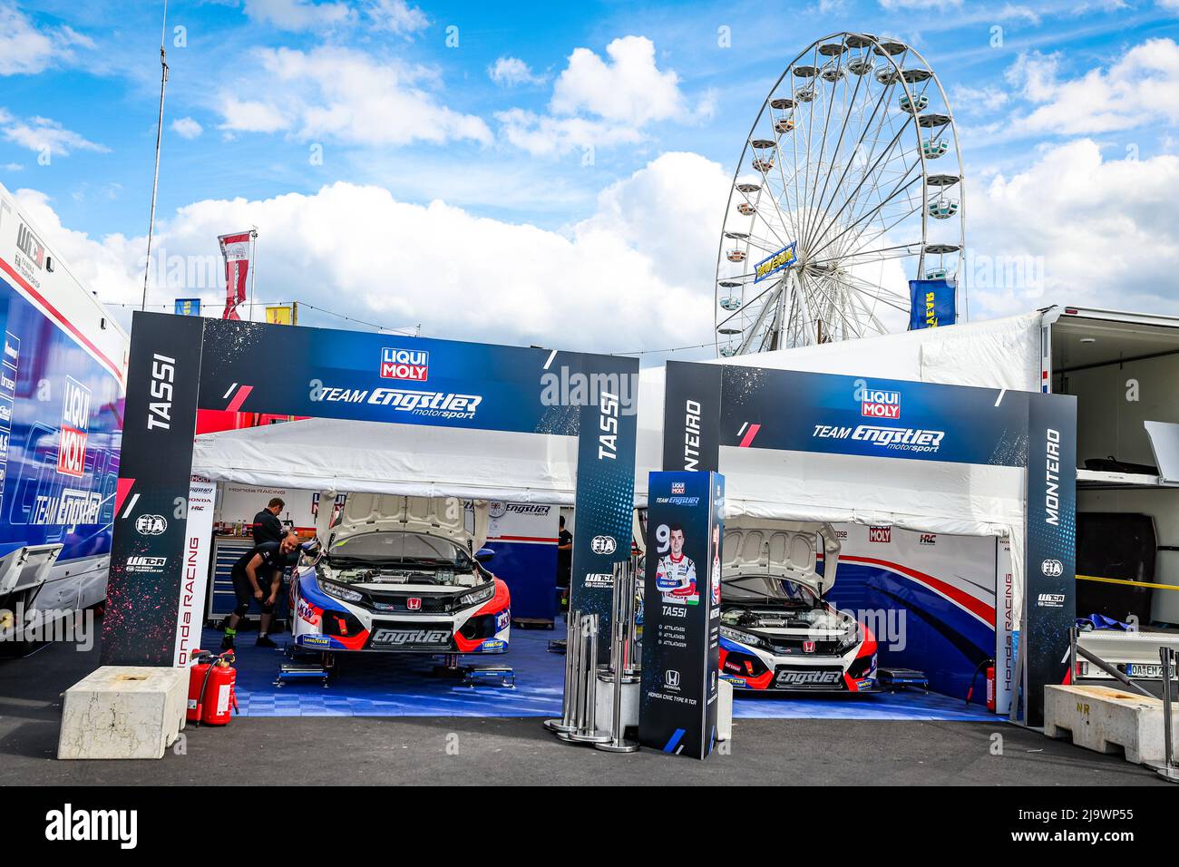 LIQUI MOLY Engstler, Honda Civic Type R TCR, garage box during the WTCR ...