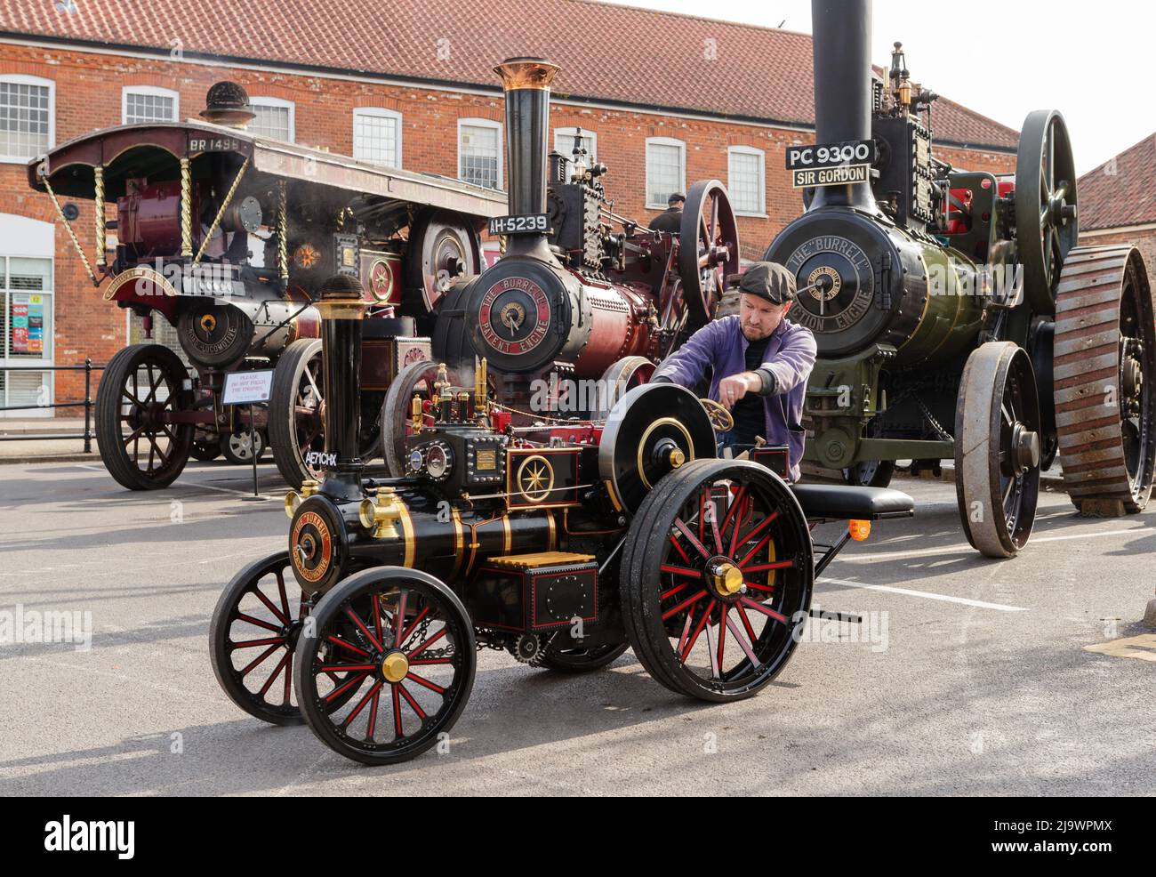 Mark Goddard reversing his scale model steam engine The Burrell Road ...