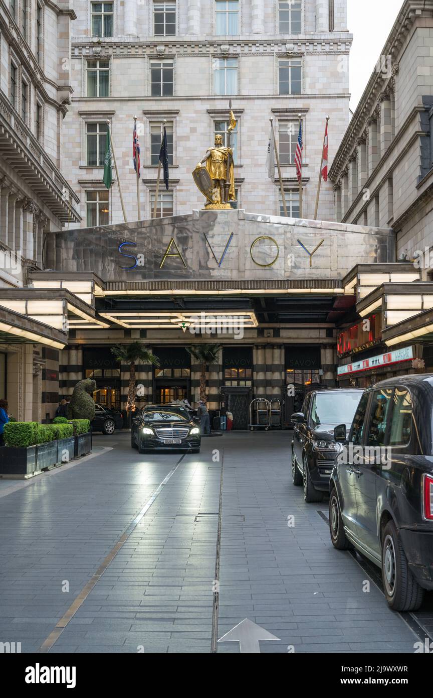 The forecourt and main entrance of the Savoy Hotel on Strand, London ...