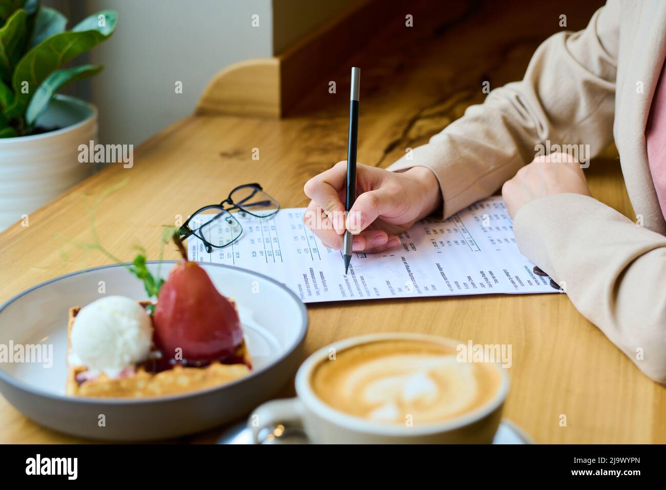 Table fill hi-res stock photography and images - Alamy