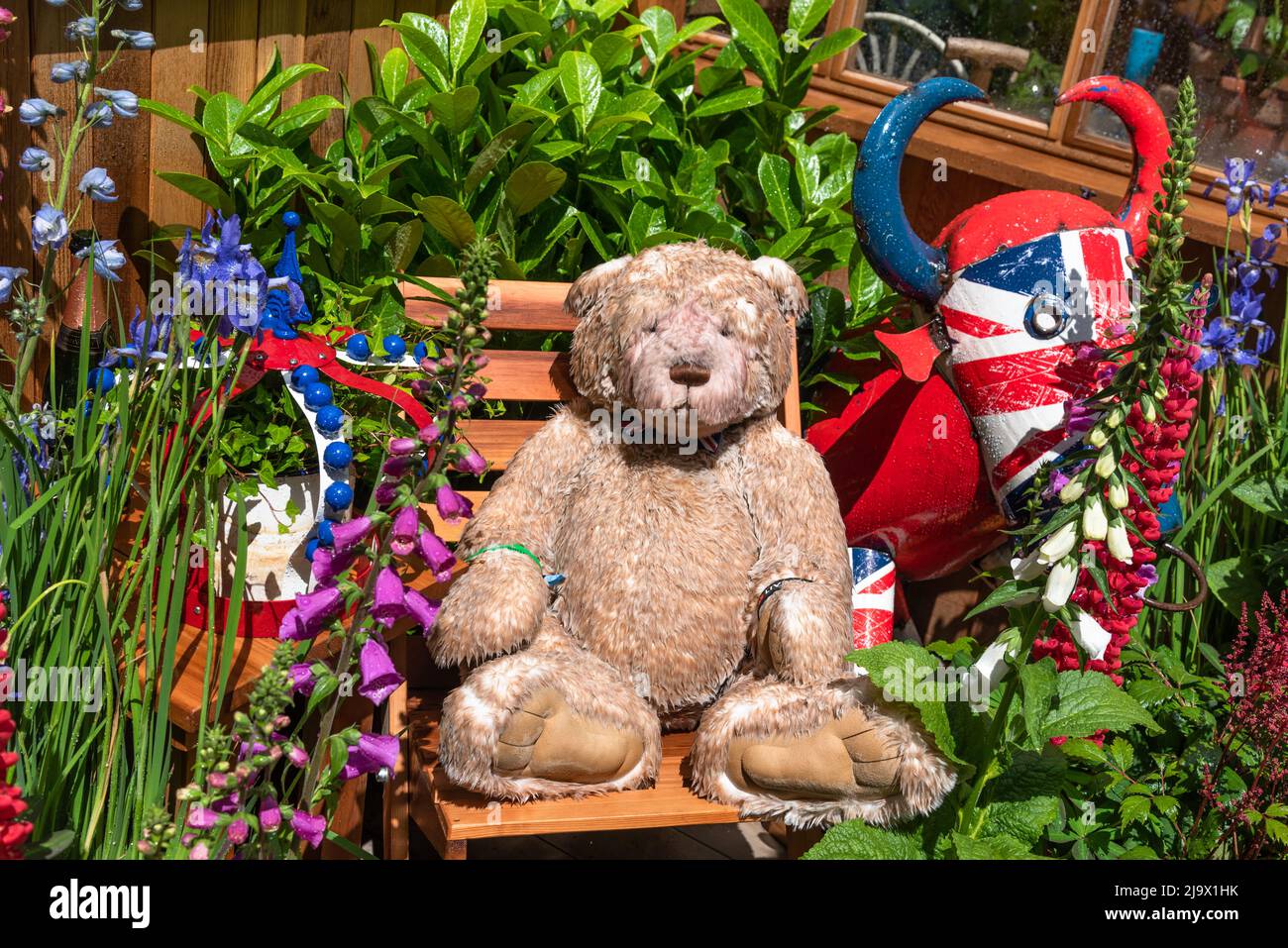 Heavy rain at Chelsea Flower Show Stock Photo - Alamy