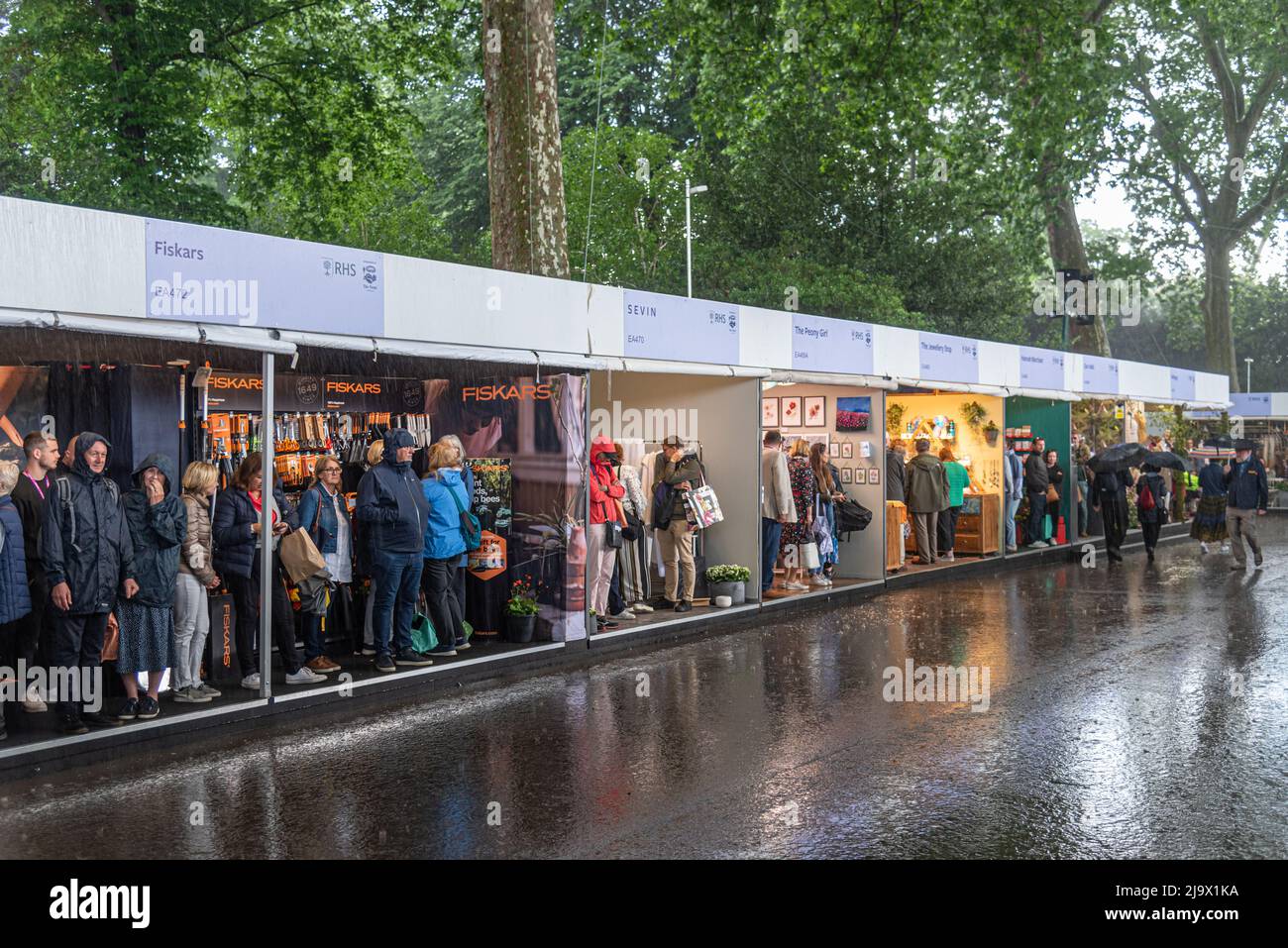 Chelsea garden show rain hi-res stock photography and images - Alamy