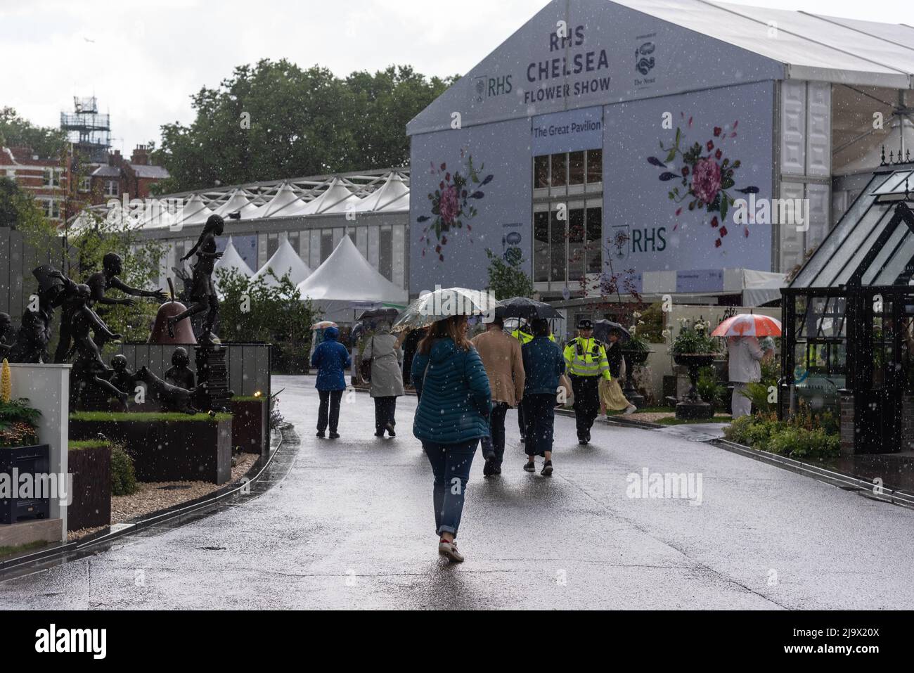 Heavy rain at Chelsea Flower Show Stock Photo - Alamy