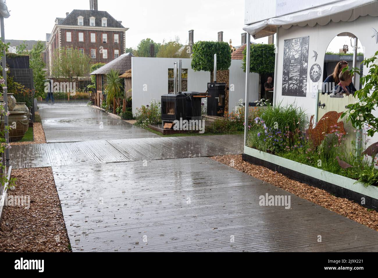 Chelsea garden show rain hi-res stock photography and images - Alamy