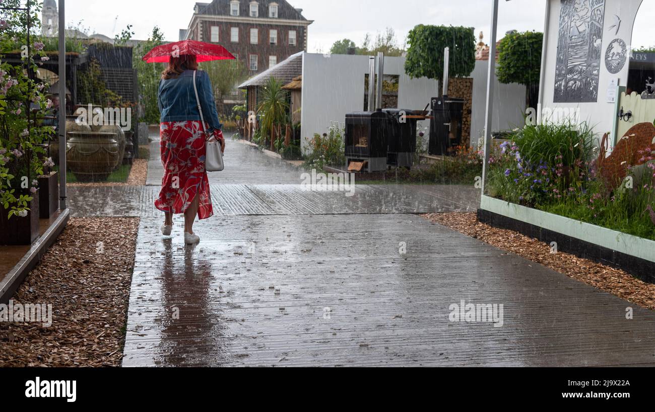 Heavy rain at Chelsea Flower Show Stock Photo - Alamy