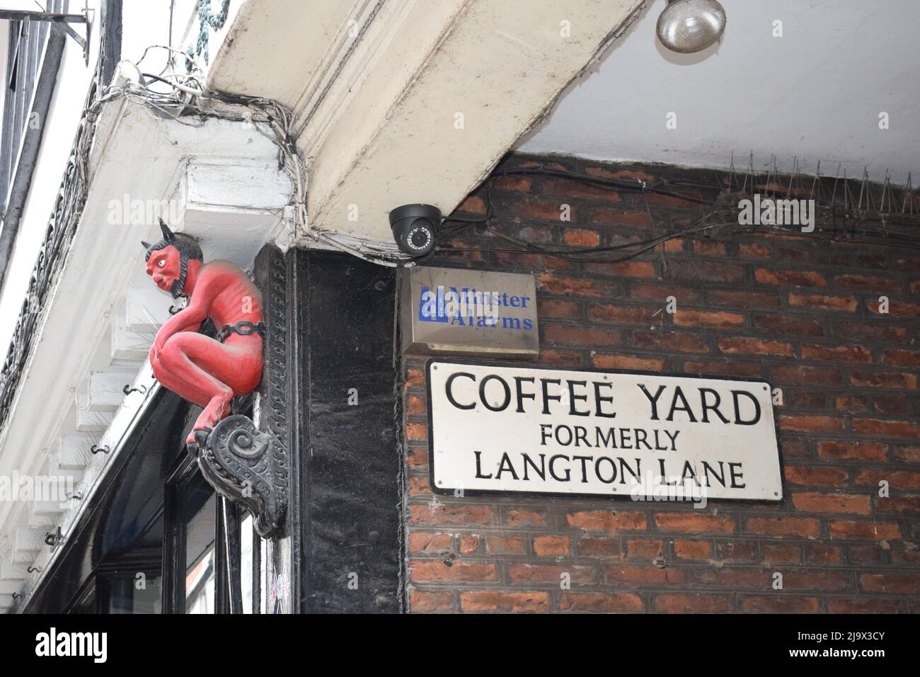Red devil statue hi-res stock photography and images - Alamy