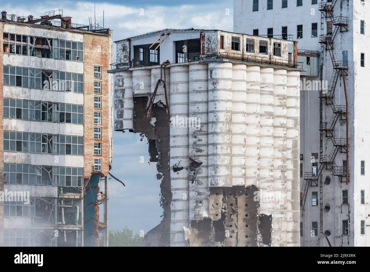 Demolition of the old and abandoned elevator Stock Photo - Alamy