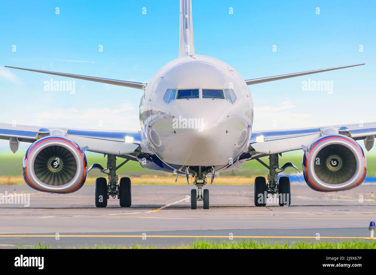 Aerial view aircraft taxiing airport hi-res stock photography and ...