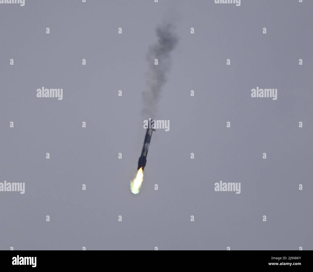 A SpaceX Falcon 8 rocket returns to Landing Zone 1 minutes after ...
