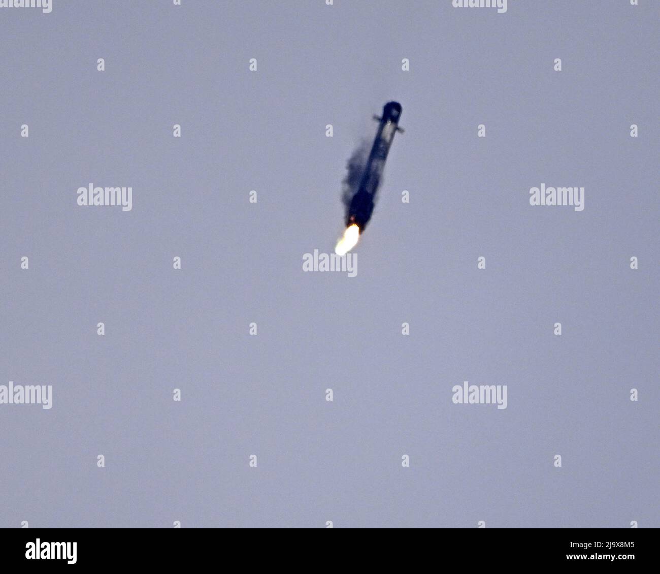 A SpaceX Falcon 8 rocket returns to Landing Zone 1 minutes after ...