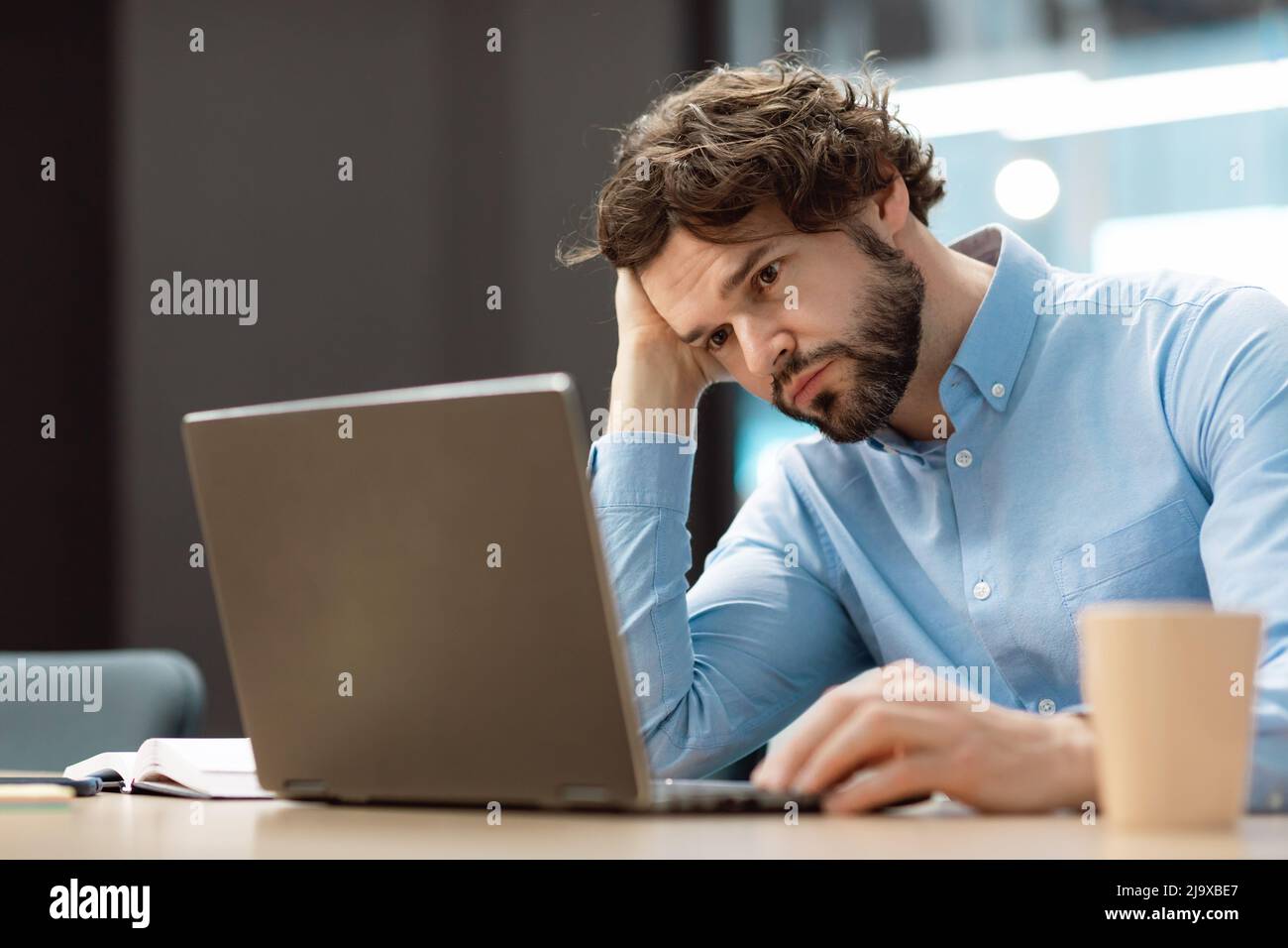 Man leaning on work table hi-res stock photography and images - Alamy