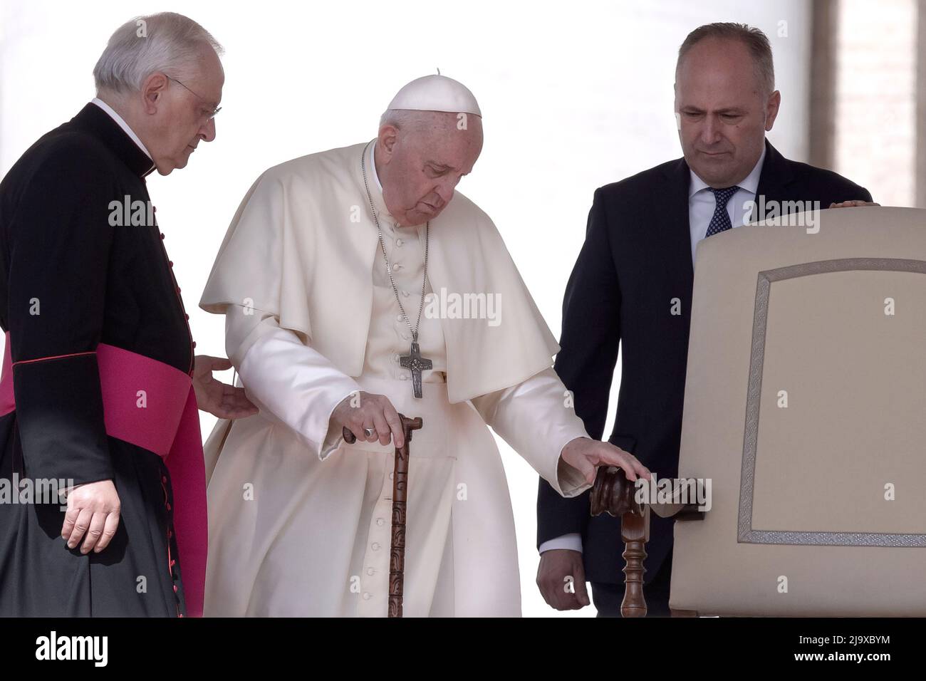 Vatican City, Vatican. 25 May 2022. Pope Francis, with the stick ...