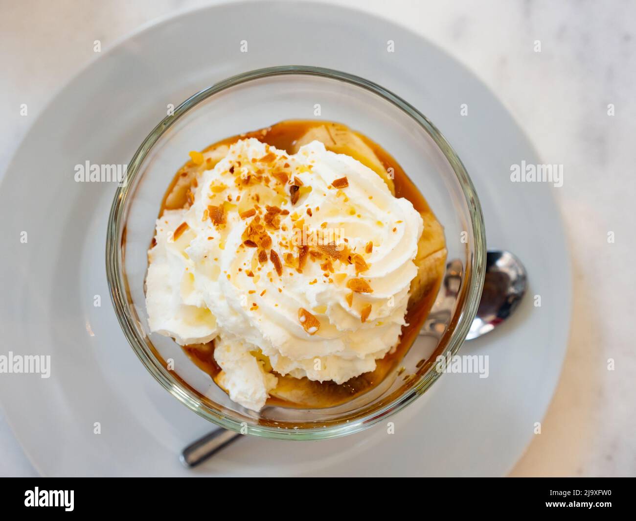Dessert Banoffi of cookies with bananas and cream Stock Photo - Alamy