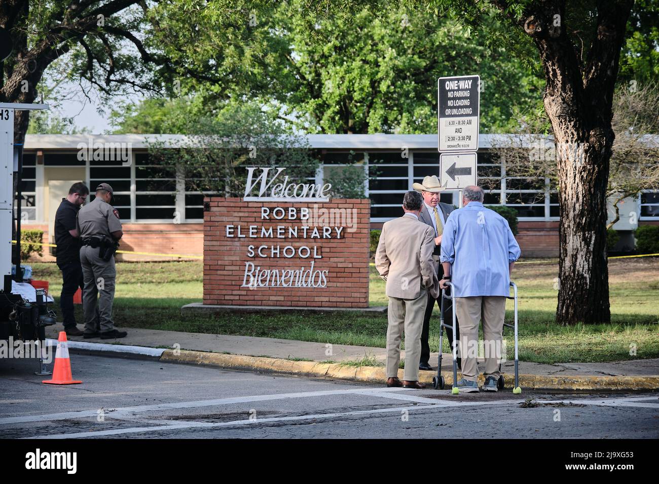 Uvalde, Texas, USA. 25th May, 2022. Local authorities secure Robb ...