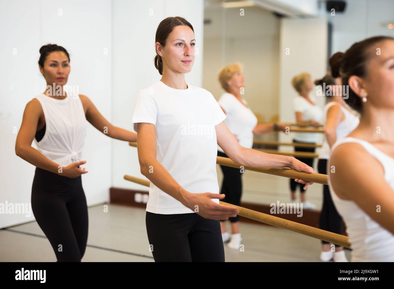 Women training ballet moves hi-res stock photography and images - Alamy