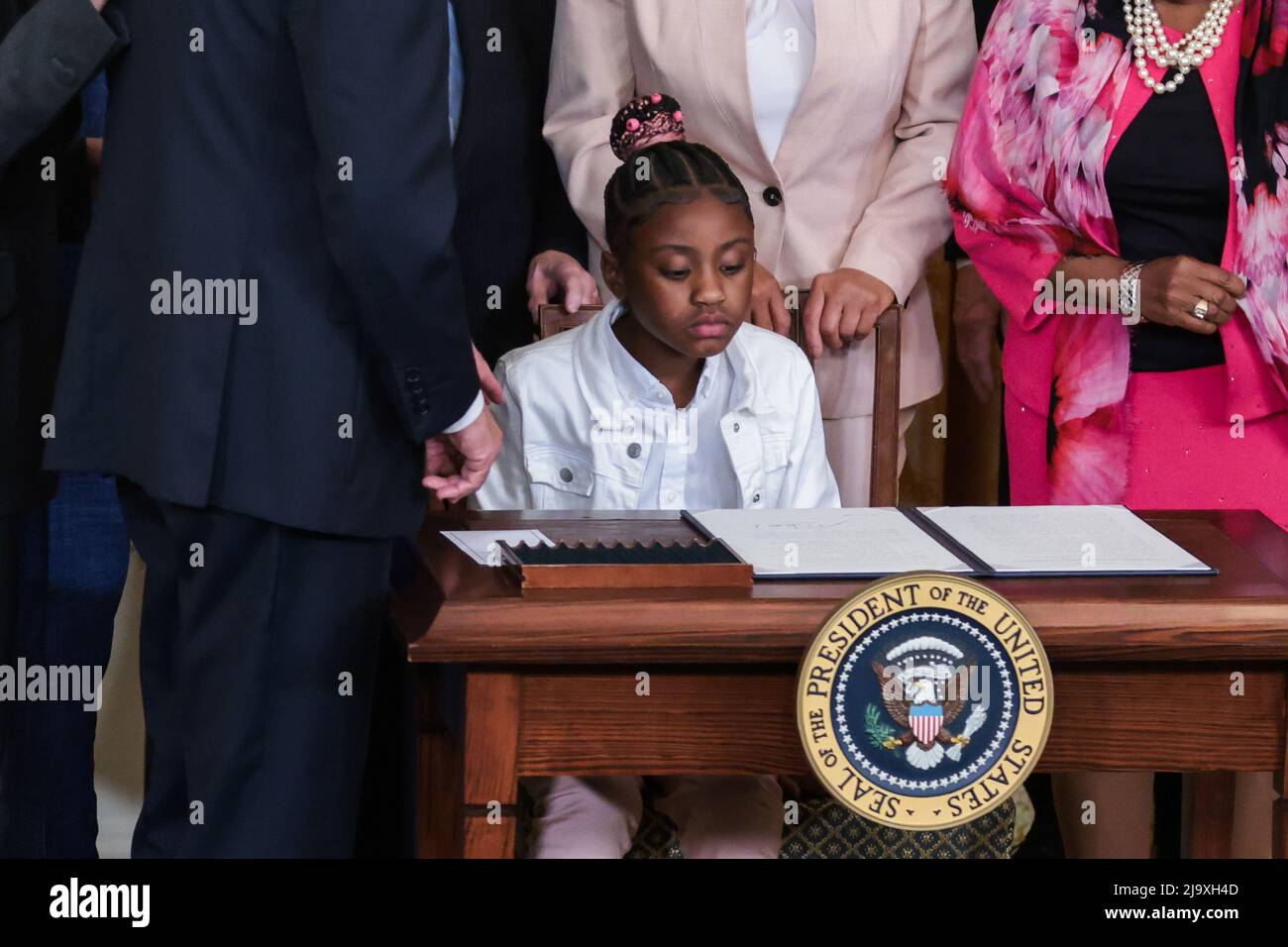 George Floyd's daughter, Gianna Floyd, looks at the historic Executive ...