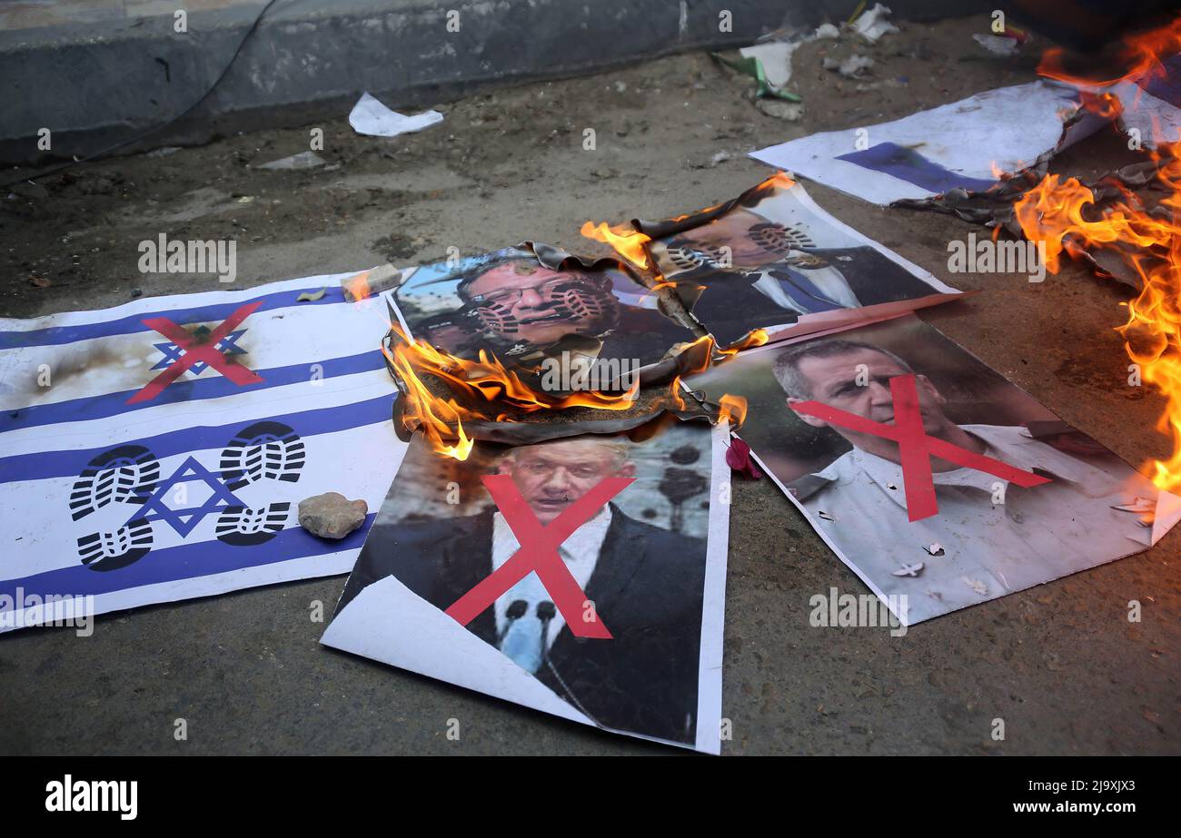 Gaza, Palestine. 25th May, 2022. Burning Israeli flags and portraits of ...