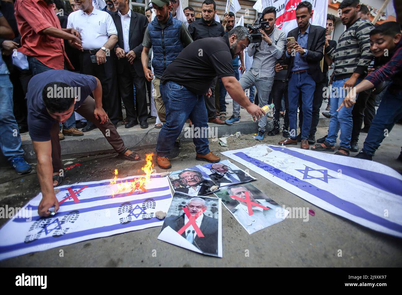 Gaza, Palestine. 25th May, 2022. Palestinians burn Israeli flags and ...