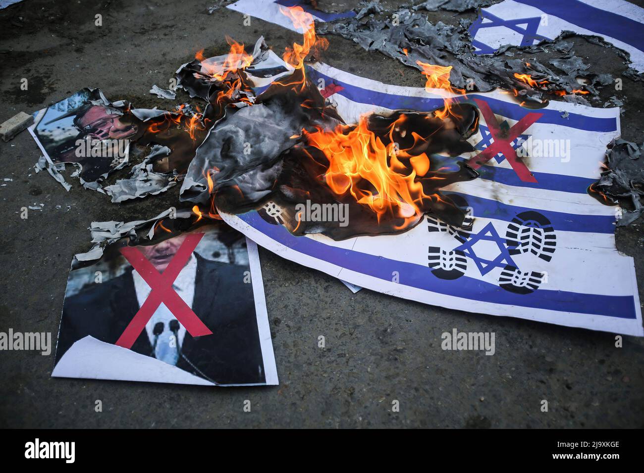 Gaza, Palestine. 25th May, 2022. Burning Israeli flags and portraits of ...