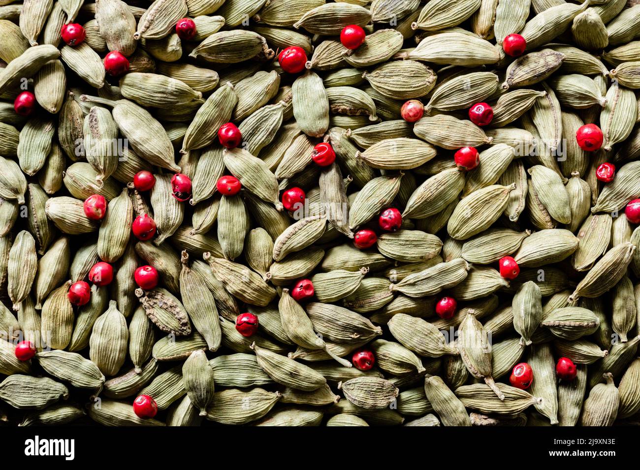 Green cardamom with pink pepper Stock Photo - Alamy